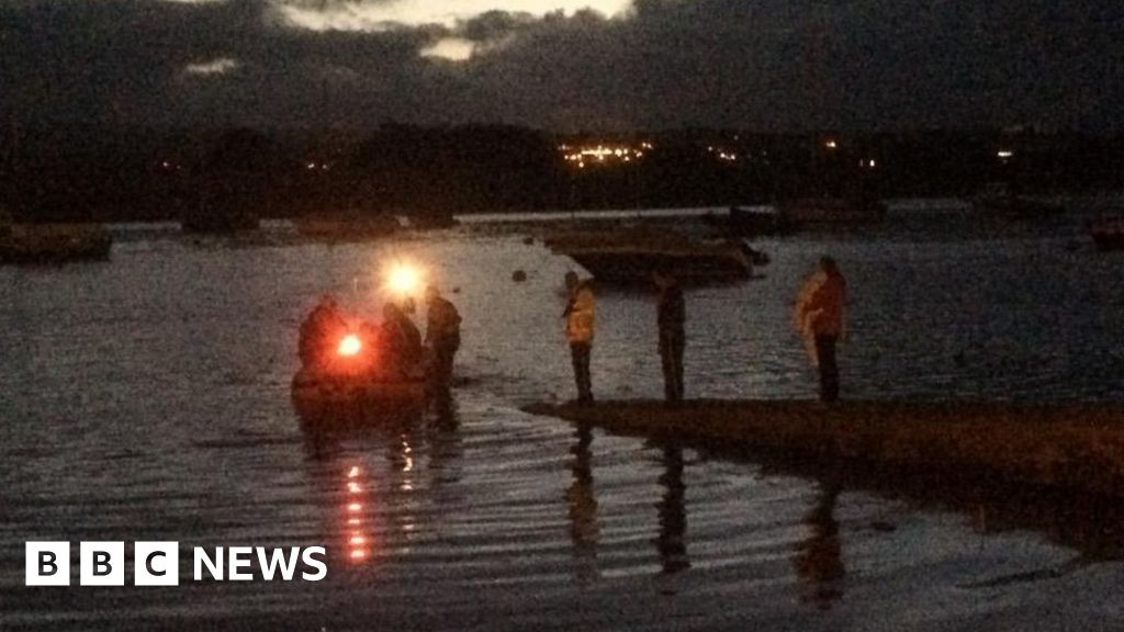Group rescued from sinking dinghy in River Exe - BBC News