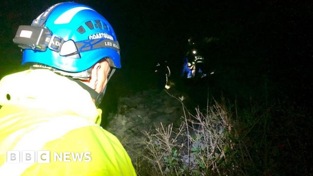 Five people rescued from cliff near Portland prison - BBC News
