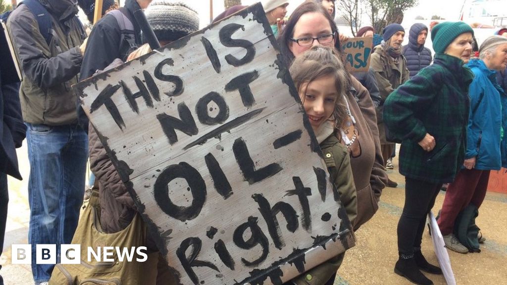 Protest against Poole Bay oil rig - BBC News