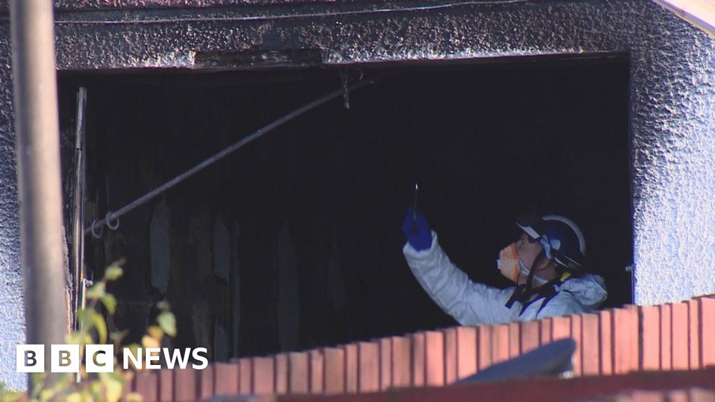 Experts investigate fatal Livingston house fire - BBC News