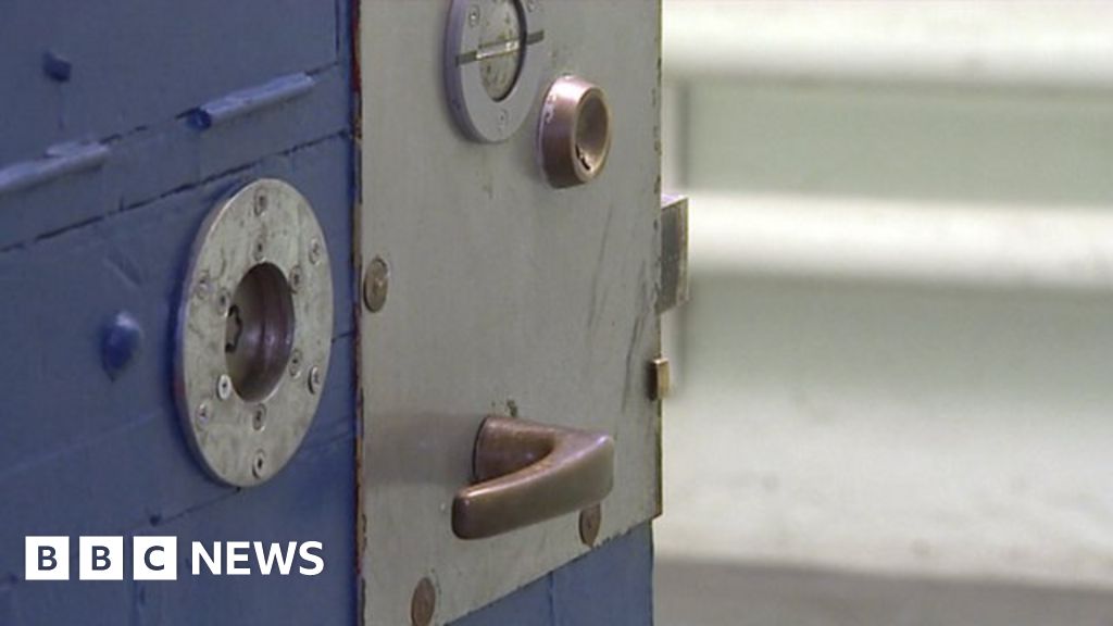 Smaller women's prison to replace Cornton Vale - BBC News