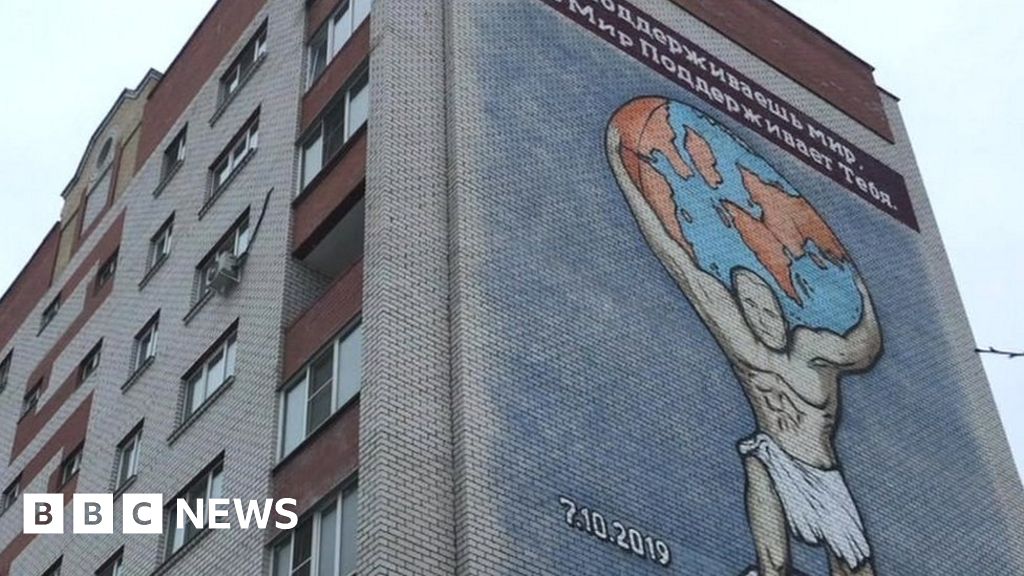 Strongman Putin stokes patriotism in small-town Russia - BBC News