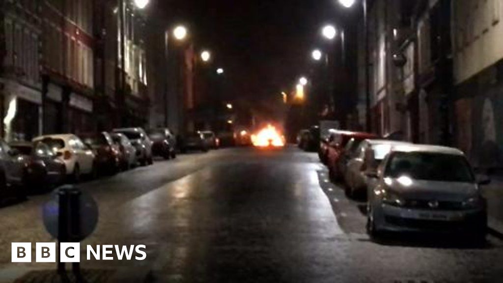 Londonderry: Bomb explodes in car outside courthouse - BBC News
