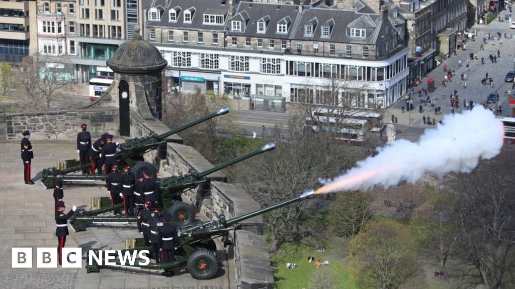 Prince Philip: Edinburgh gun salute marks duke's death - BBC News