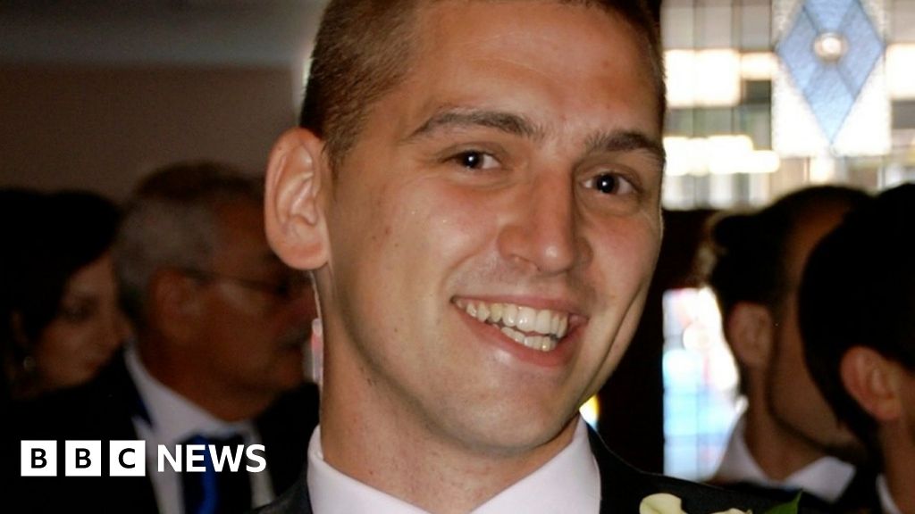 M40 crash death: Tribute to driver Alex Green - BBC News