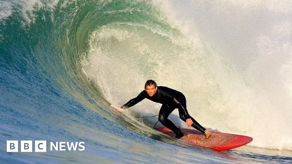Meet Pegleg the one-legged Cornwall surfer - BBC News