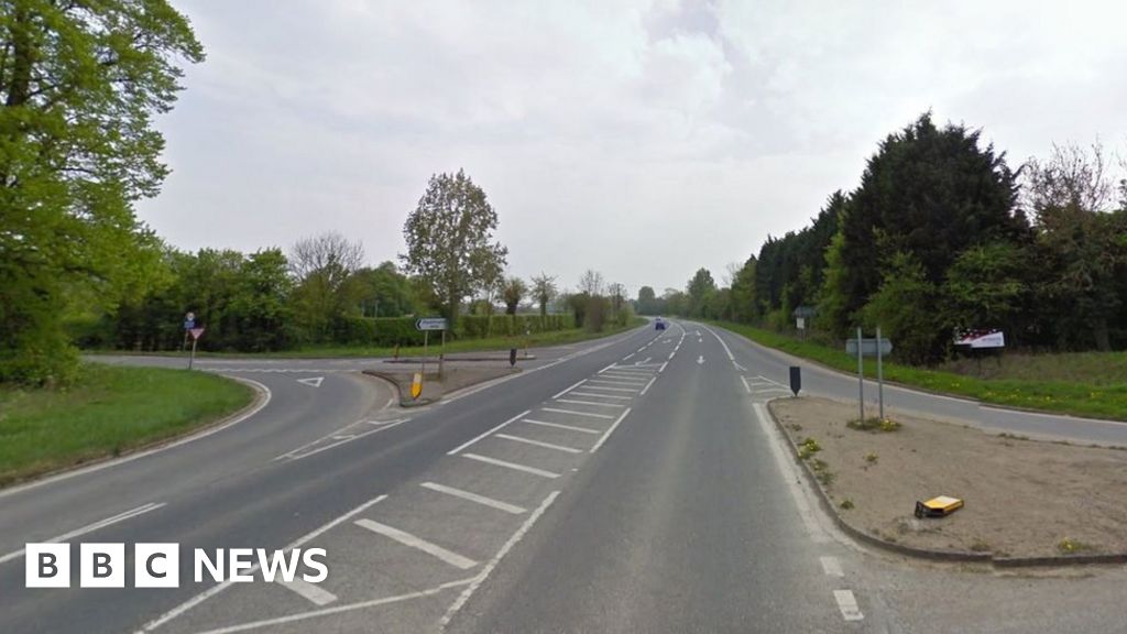 Oxfordshire crash leaves driver dead and passenger critical - BBC News