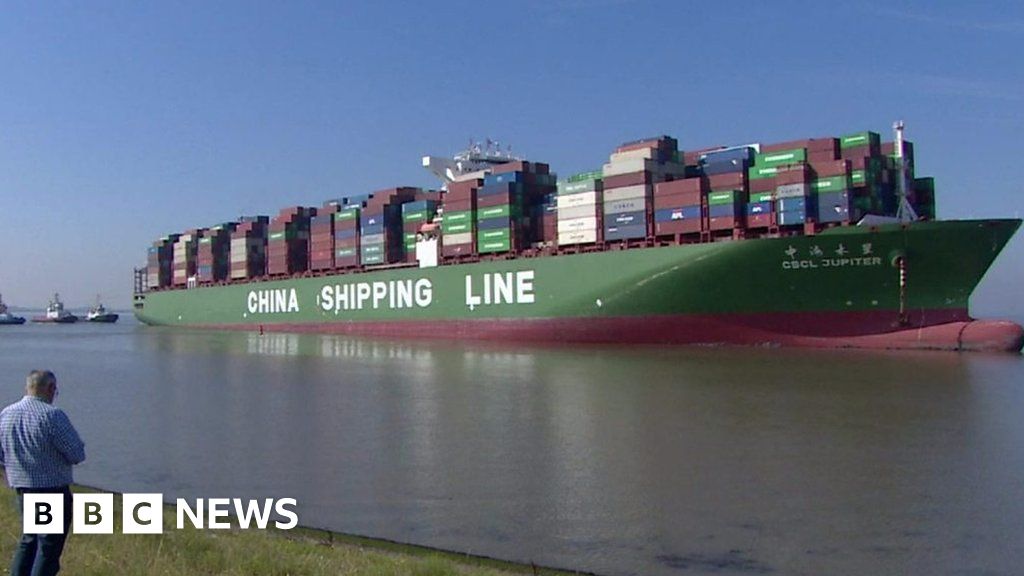 Stuck container ship in hot water - BBC News