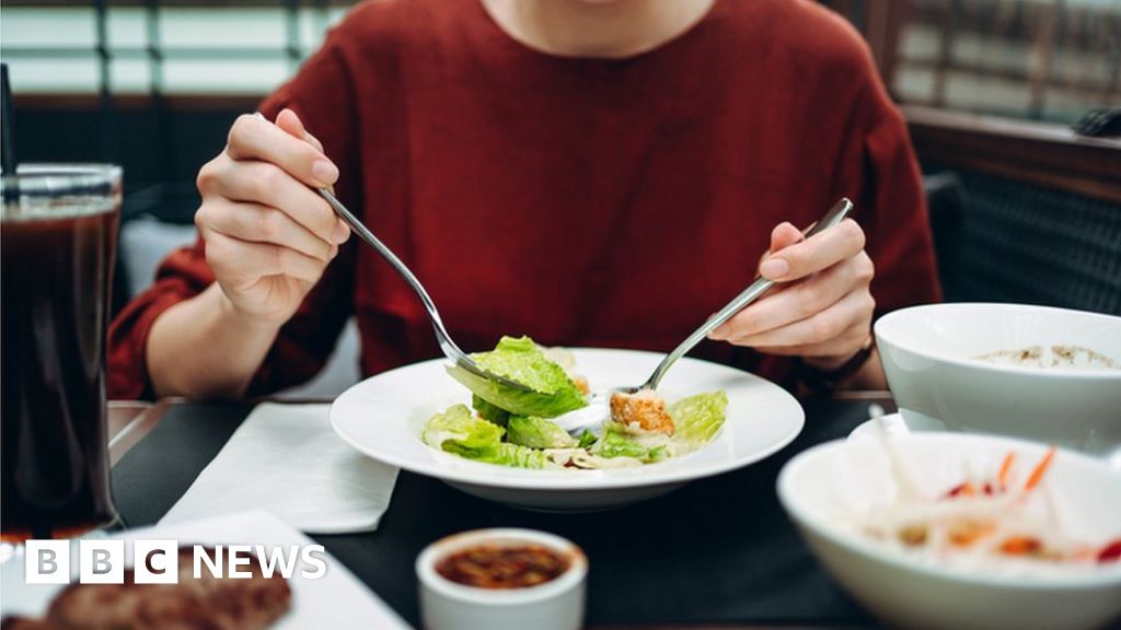 Home treatment for children with eating disorders - BBC News