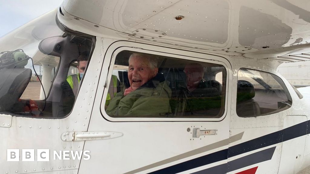 Ex-RAF pilot celebrates 100th birthday with flight over Bristol - BBC News