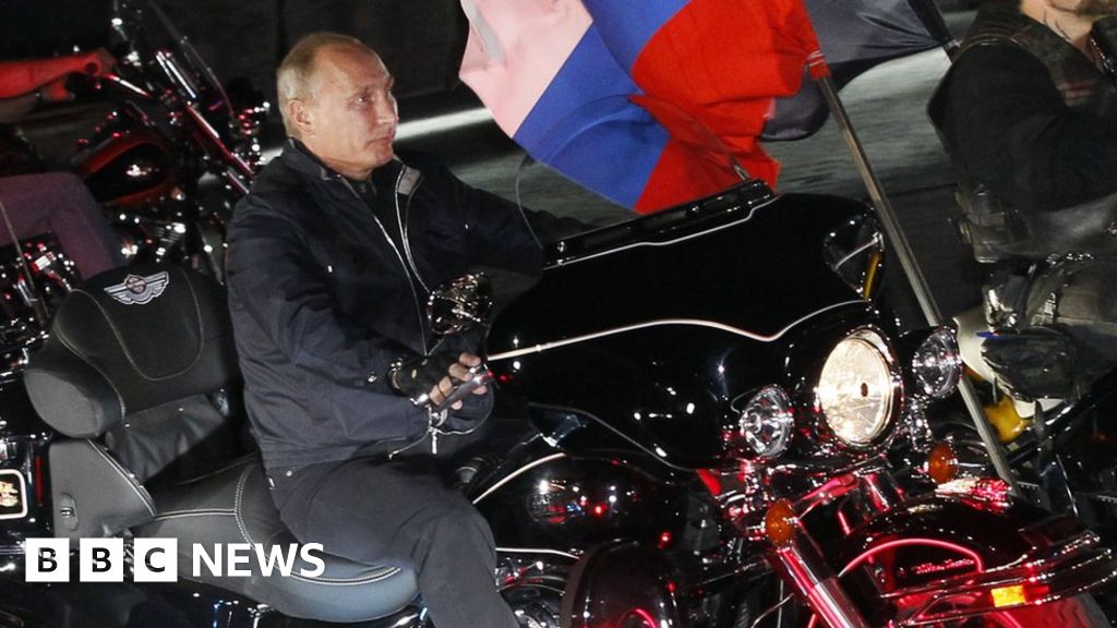 Finnish police officer cleared over Putin crime error - BBC News