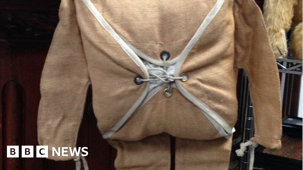 WW2 D-Day paradummy 'Rupert' sells for £2,500 - BBC News