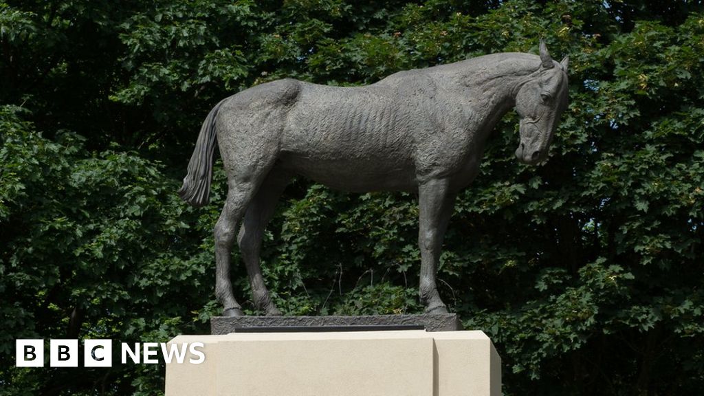 Ascot unveils war horse memorial to commemorate WW1 - BBC News