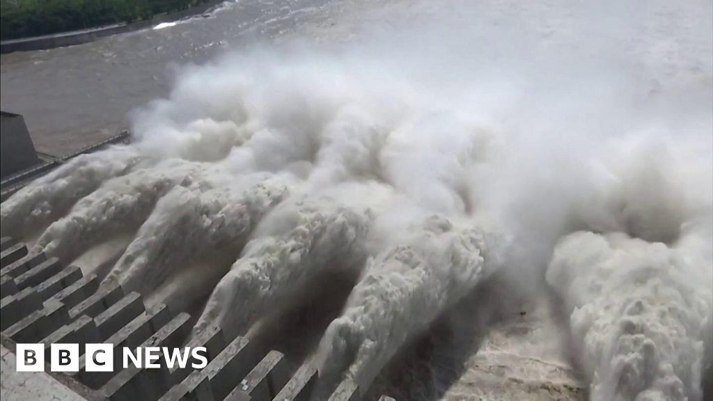 China floods: World's biggest dam nears capacity - BBC News