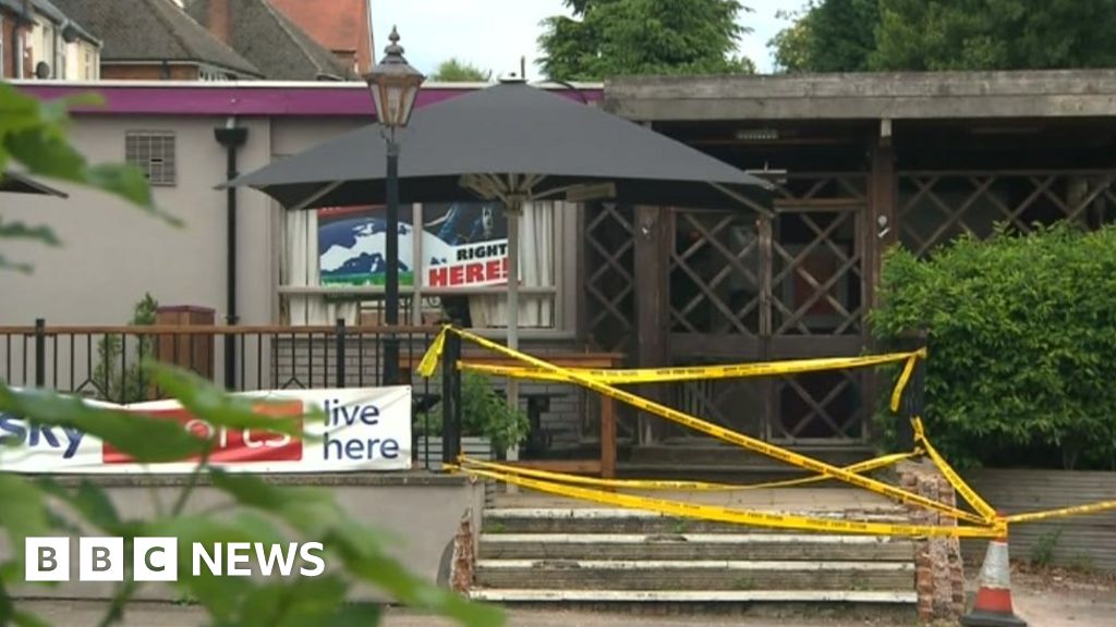 Hunt for man after four injured in Stourbridge pub attack - BBC News