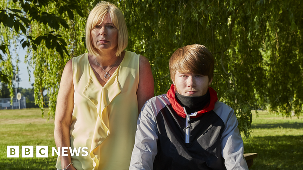 Network Rail: Record number of young people dying on railways - BBC News