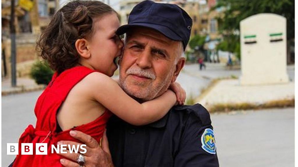 Free Syrian Police go unarmed to help their community - BBC News