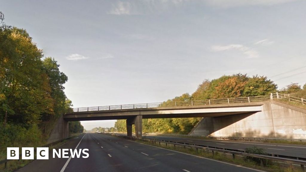 Motorcyclist dies in M69 crash in Leicestershire - BBC News
