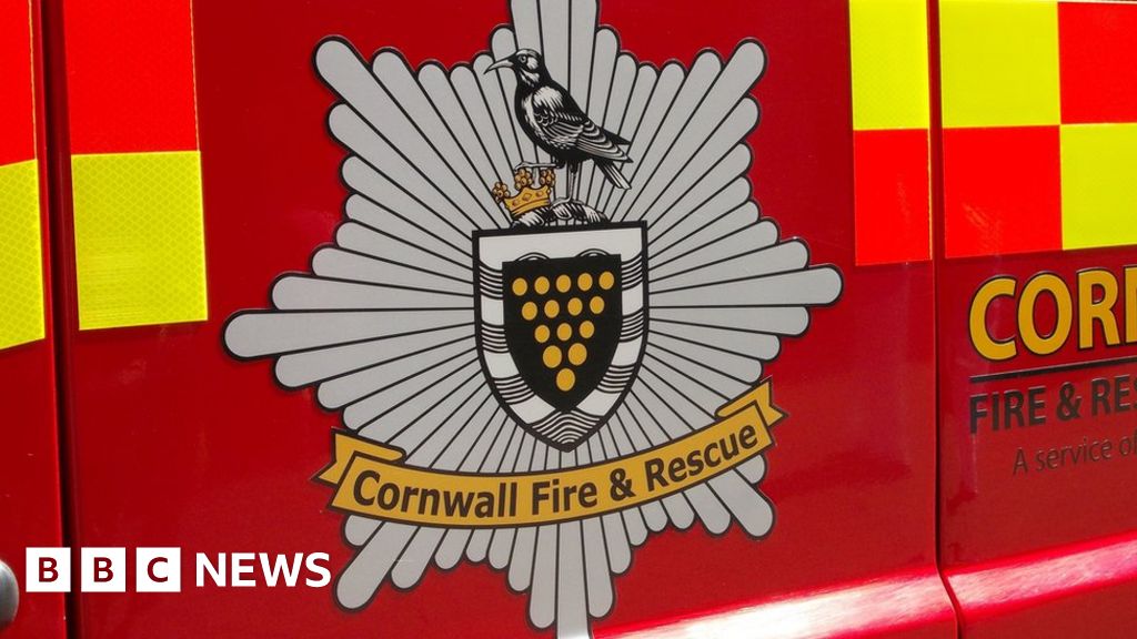 Wildfire risk 'very high' warns Cornwall Fire and Rescue Service - BBC News