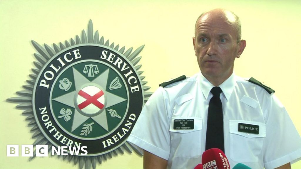 Alan Todd: Senior PSNI commander to stand down - BBC News