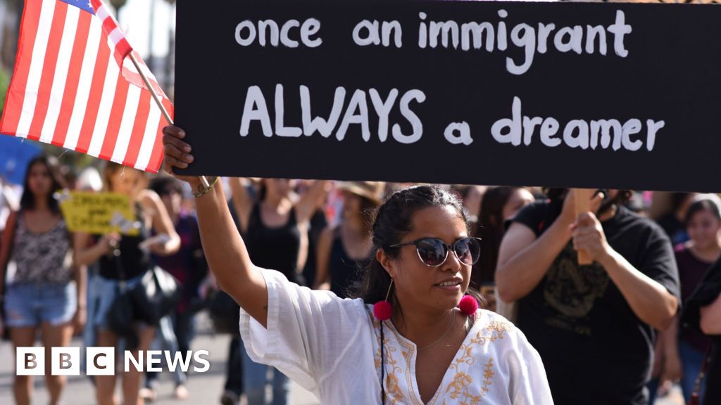 Daca: Trump 'fairly close' to deal with Democrats on Dreamers - BBC News