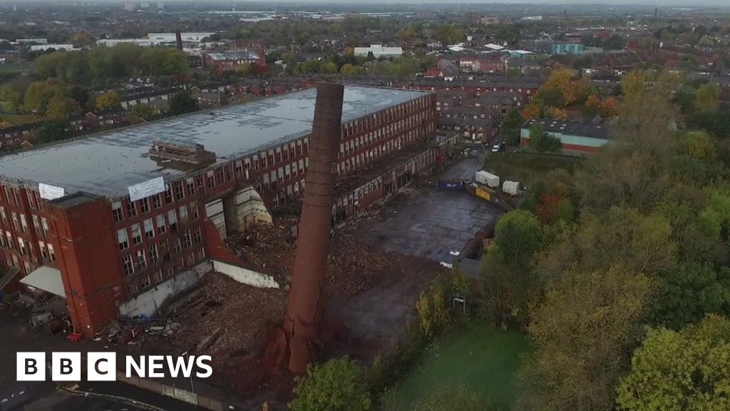Durban Mill chimney in Oldham demolished - BBC News