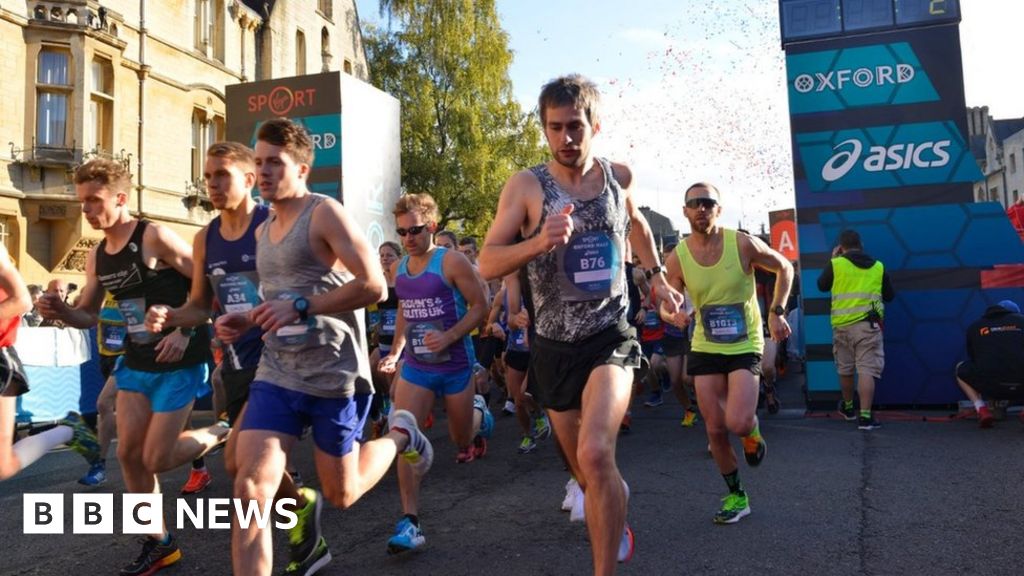 Oxford Half Marathon: Record numbers of competitors take part - BBC News
