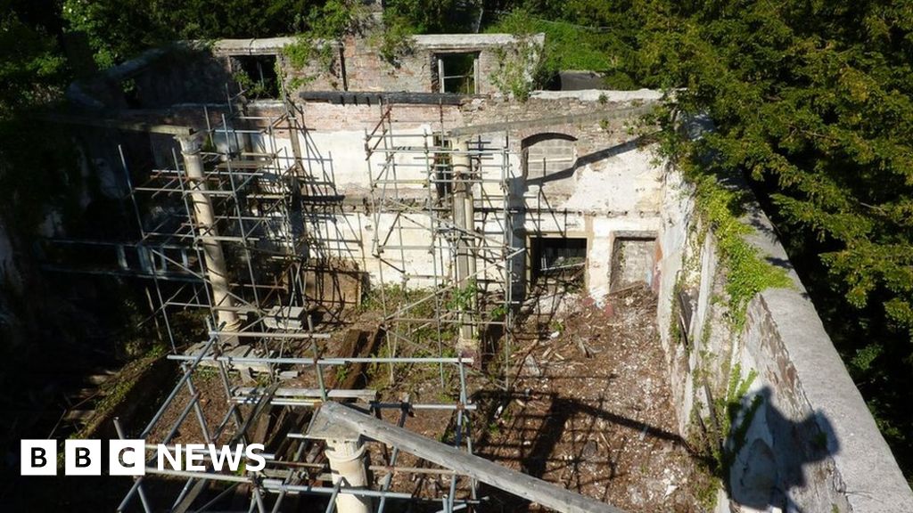 Whitfield Tabernacle: Derelict Methodist chapel awarded grant - BBC News