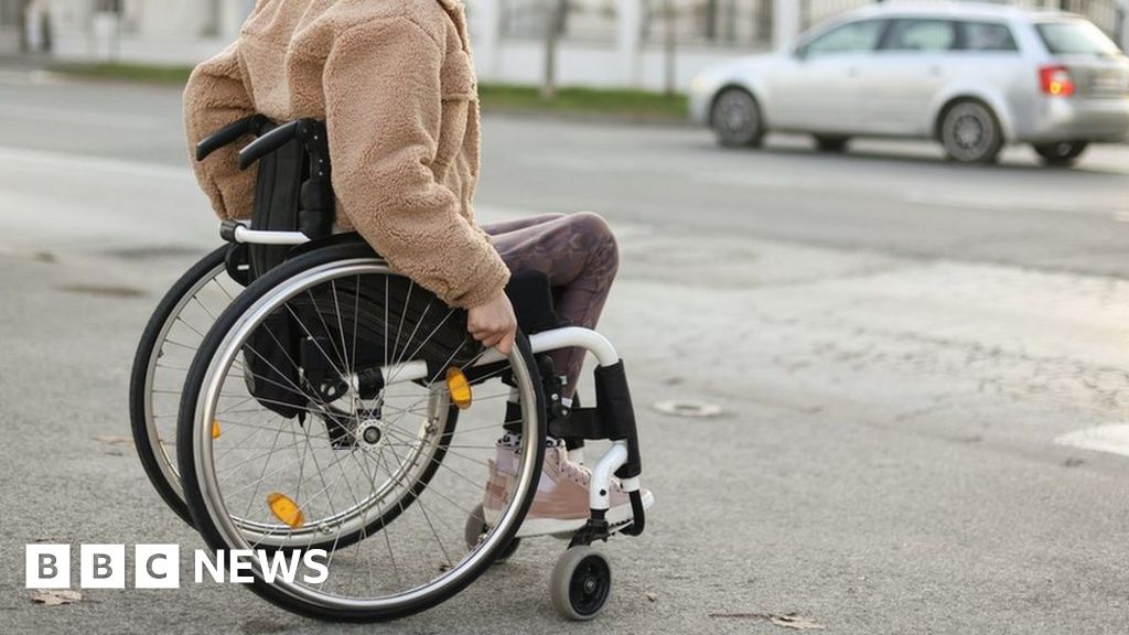 Portsmouth: Crossing app for wheelchair users given green light - BBC News