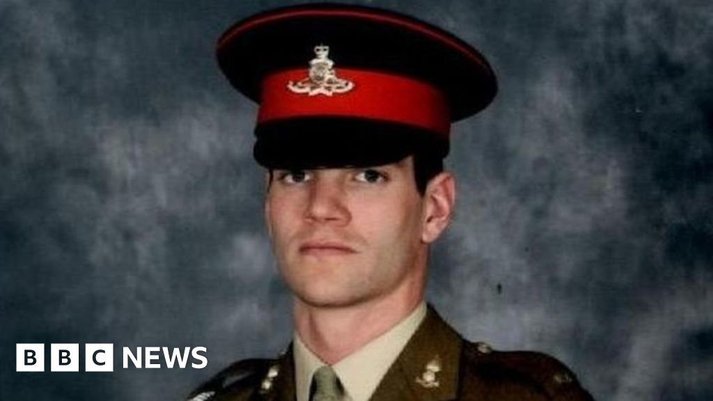 Soldier Jonathan Plummer named as Larkhill crash death victim - BBC News