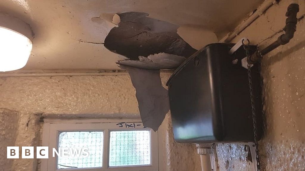 Forth bridges toilets an 'utter disgrace' - BBC News