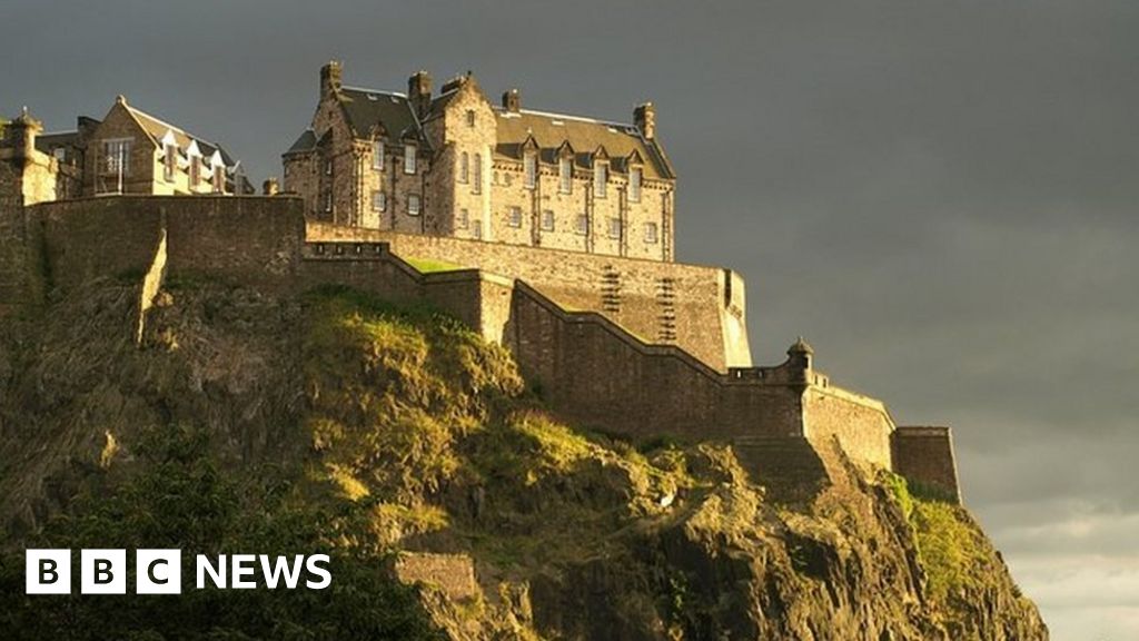Guard wall tackles Edinburgh Castle rock fall danger - BBC News