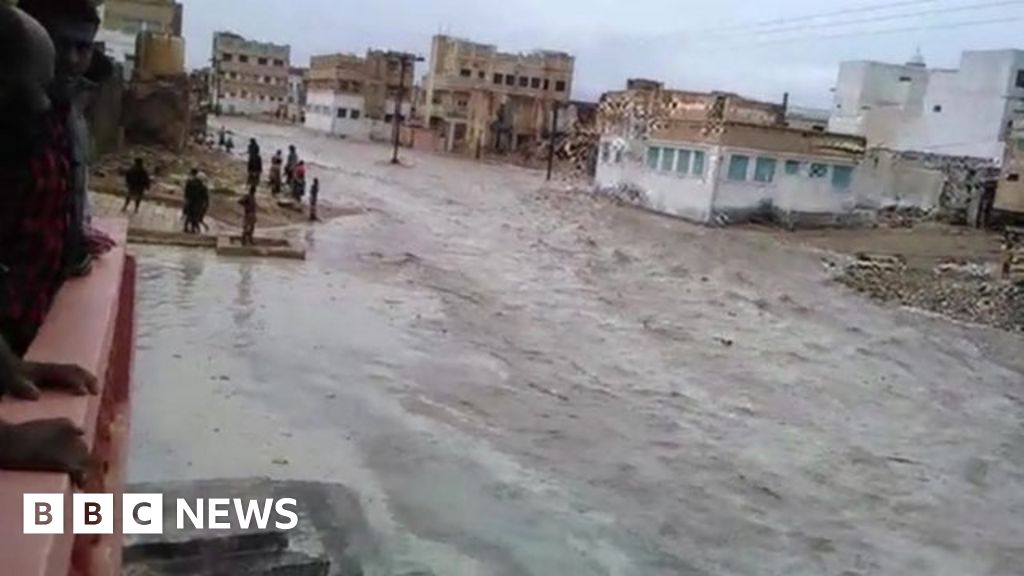 Amateur footage of Yemen flooding as cyclone hits - BBC News
