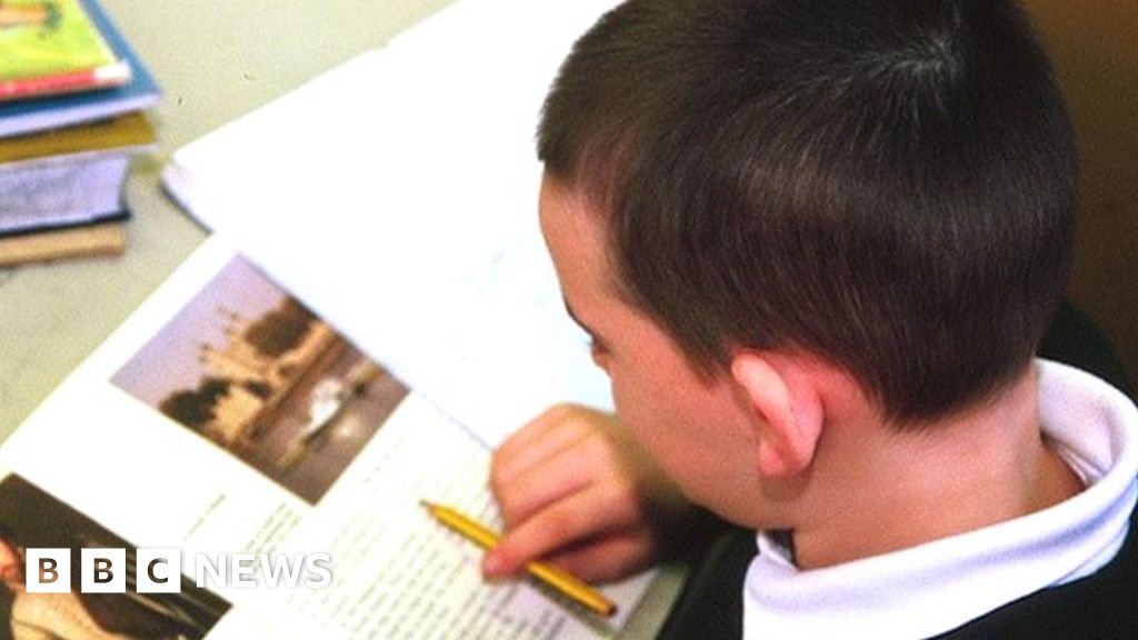 40% of UK's poorest boys fall behind in language skills - BBC News