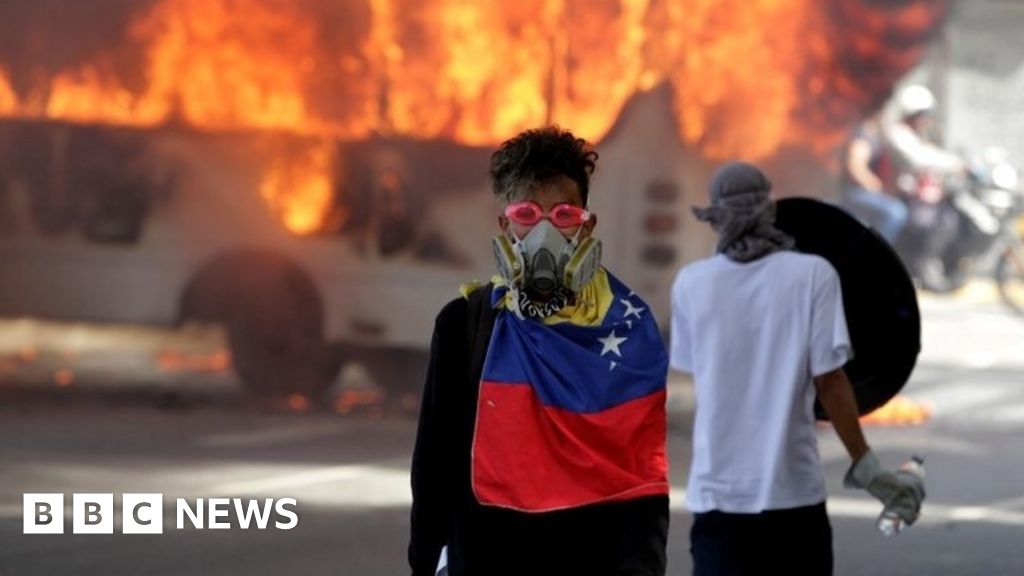 Venezuela: Violence flares at anti-Maduro motorised protests - BBC News