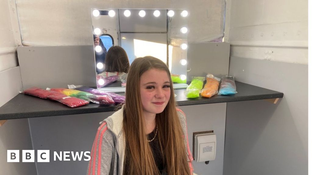 Salisbury 12-year-old gains hairdressing qualification - BBC News