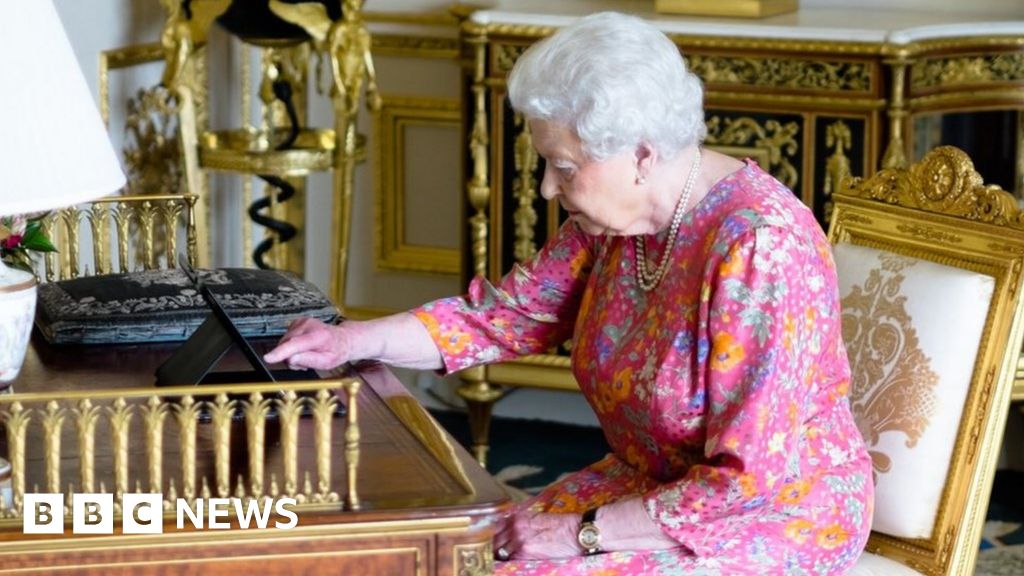 Queen tweets 90th birthday thanks - BBC News