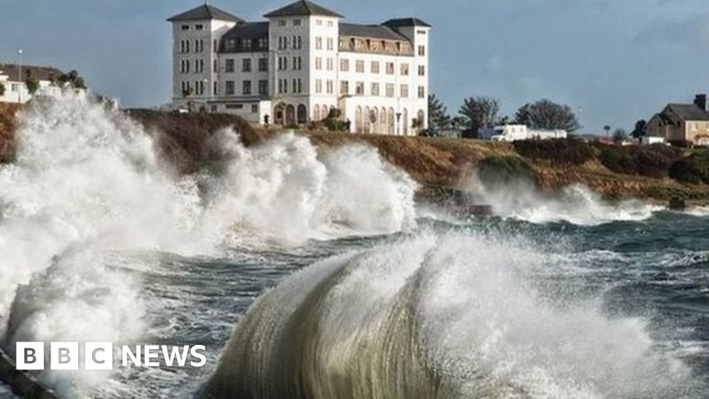 'Damage' predicted in Isle of Man red weather warning - BBC News