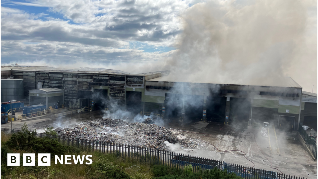 Collections suspended after Aberdeen recycling centre fire - BBC News