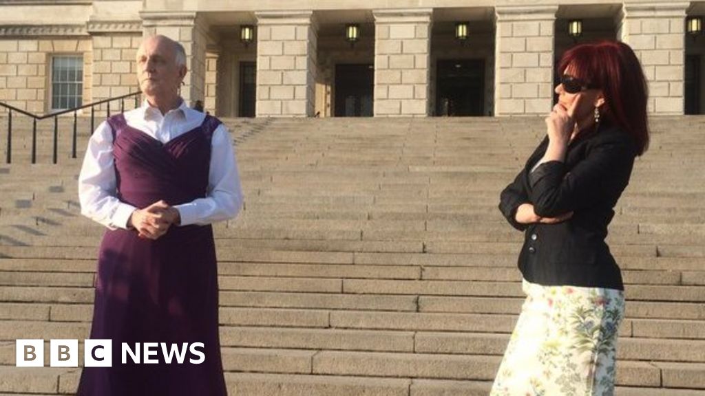 Alex Kane keeps promise to sing in dress if Clare Bailey elected - BBC News