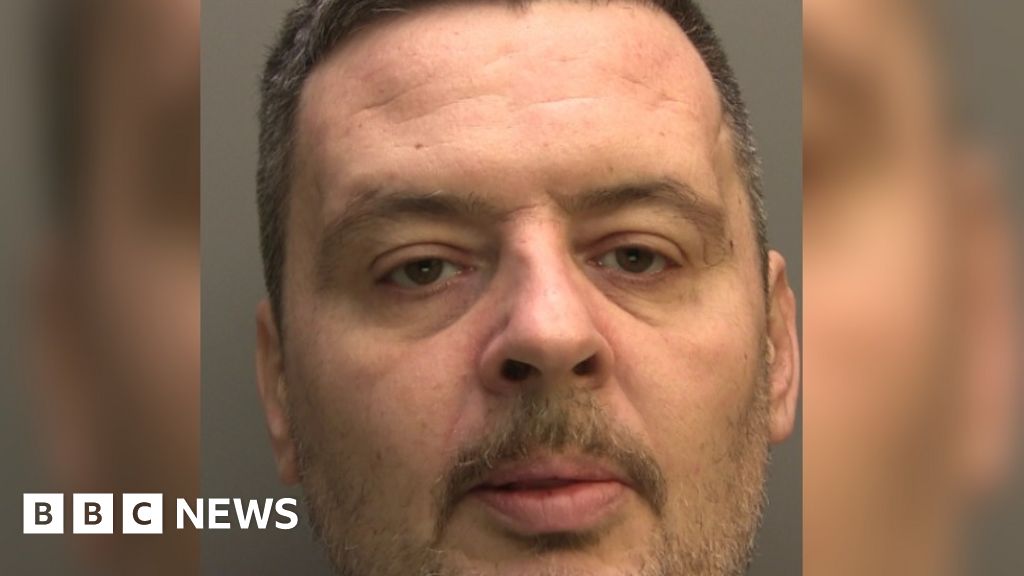 Darren Kirk stabbing: Man pleads guilty to Spalding murder - BBC News