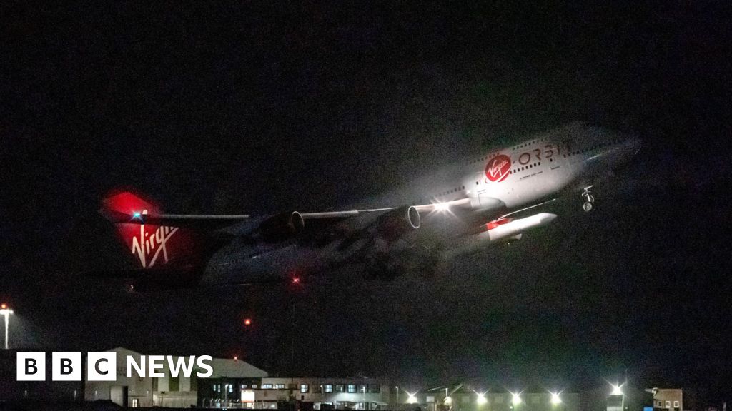 UK rocket: Plane takes off from Newquay ahead of Virgin Orbit launch