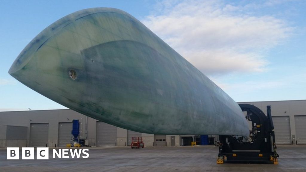 Hull's first turbine blade from Siemens factory - BBC News