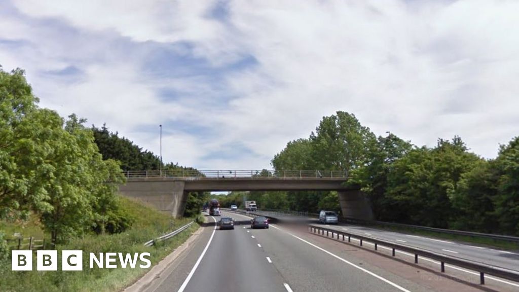 Man dies in single-car crash on A34 near Abingdon - BBC News