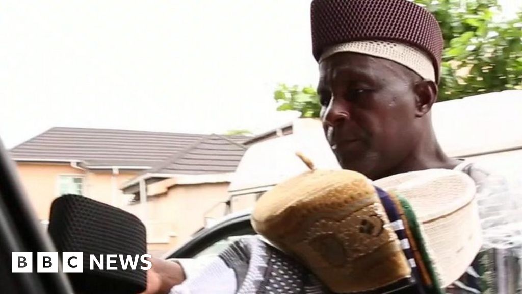 Lagos hawkers: Nuisance or necessity? - BBC News