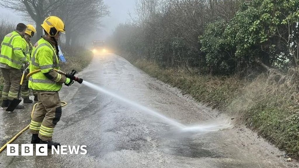 Syrup spill creates sticky problem on road in Dorset - BBC News
