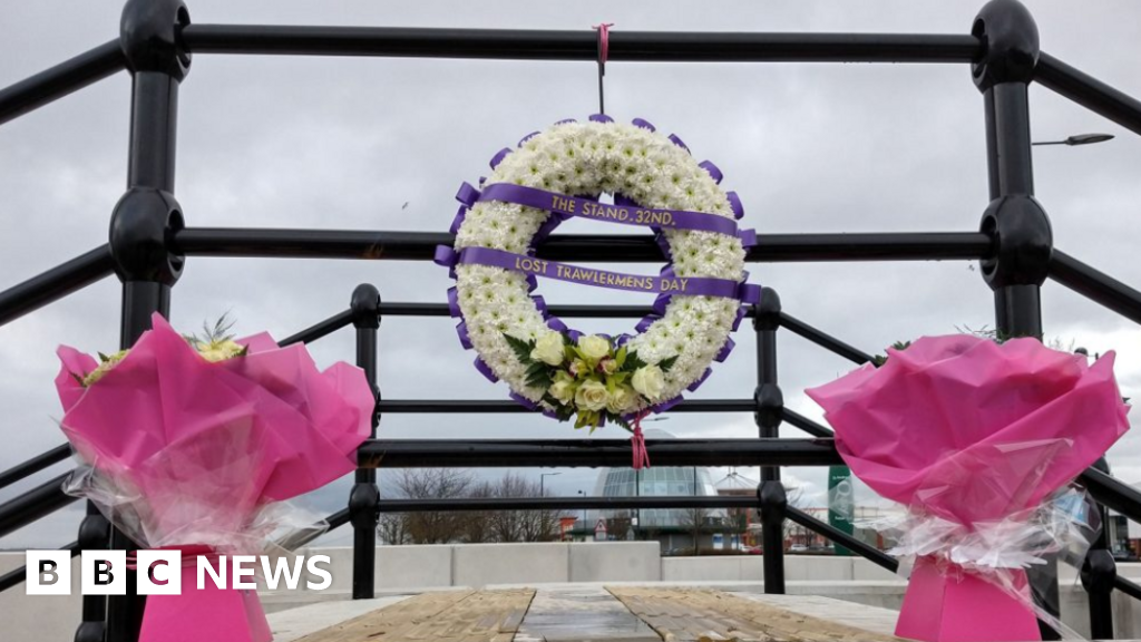 Hull's Lost Trawlermen's Day service held online - BBC News