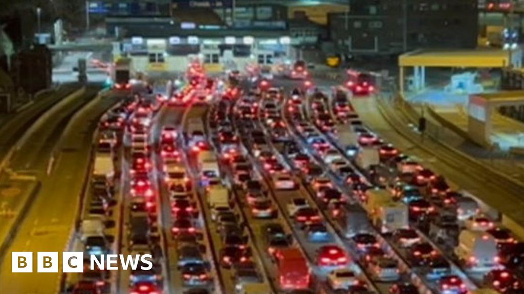 Port of Dover: Drivers face long queues for Christmas getaway - BBC News