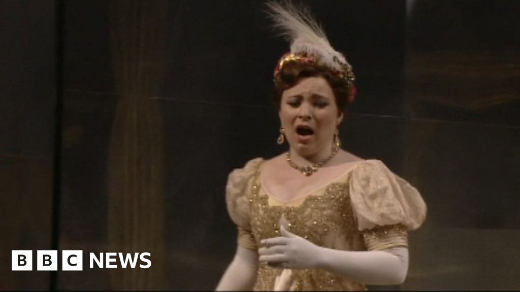 Swansea opera singer Natalya Romaniw up for arts award - BBC News