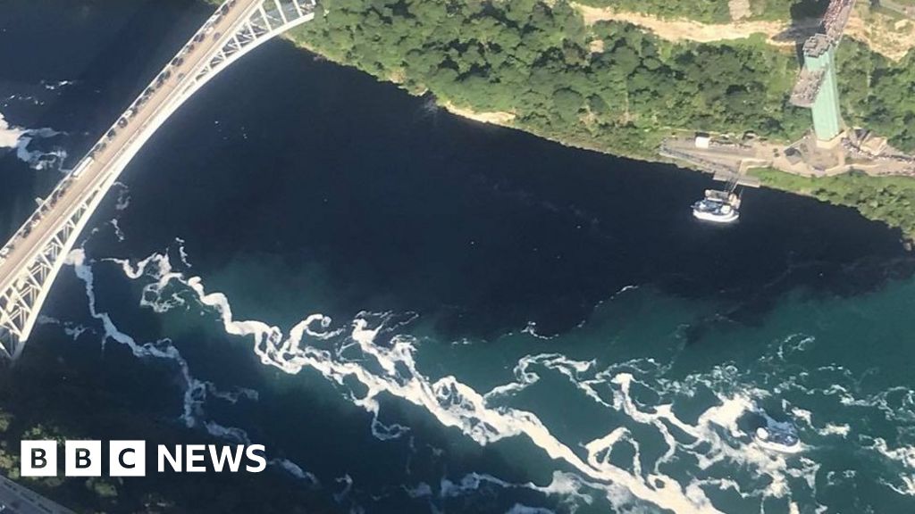 Niagara Falls: Smelly black water shocks visitors - BBC News